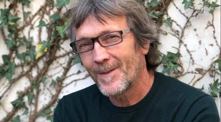 José Iniesta: como ciegas raíces en las profundidades - La Libélula Vaga